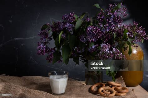 마을에서 아침 식사 우유와 건조기와 함께 조식을 제공합니다 베이글과 우유와 꿀 가방에 대한 스톡 사진 및 기타 이미지 가방 개념 개념과 주제 Istock