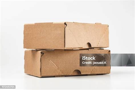 흰색 배경에 골판지 상자의 클로즈업보기 작은 갈색 골판지 상자를 쌓아 골진에 대한 스톡 사진 및 기타 이미지 골진 골판지 나무 상자 Istock