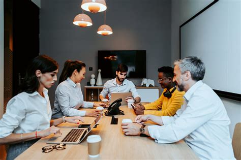 현대 밝은 사무실 인테리어 브레인 스토밍에서 회의에 시작 비즈니스 팀 노트북 및 태블릿 컴퓨터에서 작업 25 29세에 대한 스톡 사진 및 기타 이미지 Istock