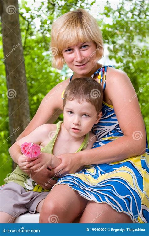 Madre Joven Con Su Hijo Imagen De Archivo Imagen De Dama