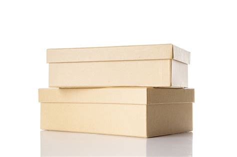 배달 상자가 격리되었습니다 갈색 골판지 상자 또는 판지 포장물을 흰색 배경에 배송용으로 제공합니다 식품 화장품 또는 의료 포장에