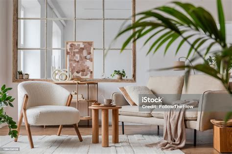프로테 안락의자 소파 식물 그림 나무 콤모드 사이드 테이블 및 우아한 홈 액세서리가있는 현대적인 거실 인테리어의 세련된 합성 템플렛 공간을 복사합니다 N 0명에 대한 스톡