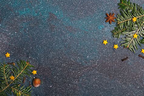 장식과 아름다운 크리스마스 배경 어두운 배경에 전나무 나뭇 가지 아니스 정향과 작은 노란색 별 텍스트의 공간 복사 0명에 대한 스톡 사진 및 기타 이미지 Istock