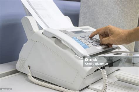 손 남자는 사무실에서 팩스 기계를 사용하고 데이터 전송을위한 장비 순서에 대한 스톡 사진 및 기타 이미지 순서 팩스 기계류 Istock