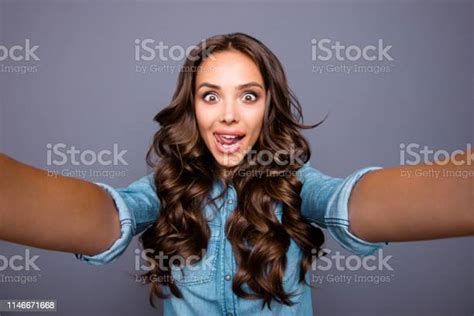 그녀의 그녀의 좋은 사랑 스러운 매혹적인 달콤한 윈 섬 화려한 매력적인 쾌활 한 명랑 한 미친 소녀의 물결 모양 머리 레이디