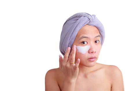 미용 피부 관리 화장품 및 건강 개념 근접 촬영 아시아 젊은 여자 클리핑 경로와 흰색 배경에 고립 된 그녀의 얼굴에 크림을 적용 관능에 대한 스톡 사진 및 기타 이미지