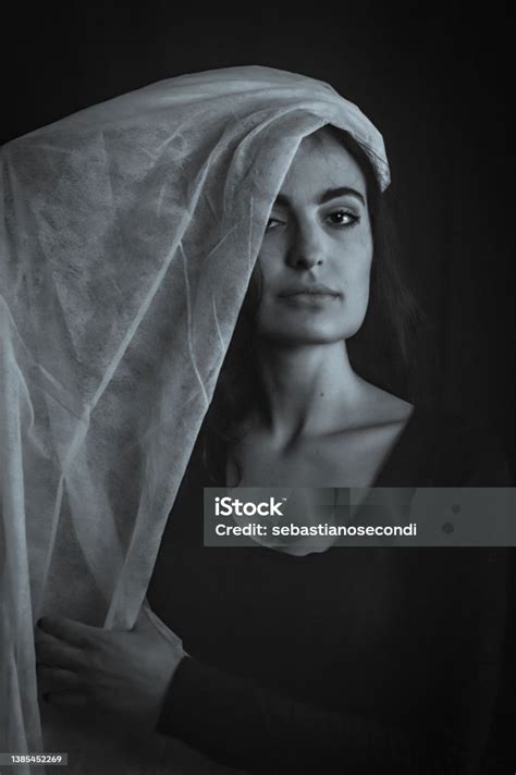 자랑스럽고 거만한 시선으로 머리에 흰색 직물을 가진 아름다운 여성의 흑백 초상화 25 29세에 대한 스톡 사진 및 기타 이미지 25 29세 가리기 검은색 Istock