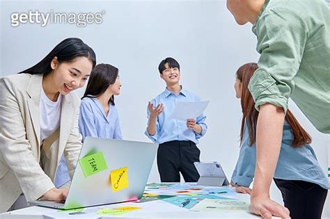 20대 청년 여성 남성 대학생 비즈니스미팅 미팅 브레인스토밍 mz세대 스타트업 비즈니스 토론 미소