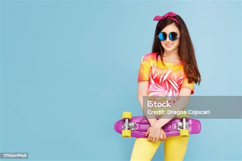 스케이트 보드를 들고 파란색 배경에 고립 된 카메라를보고 선글라스와 십대의 초상화 공간을 복사합니다 아이에 대한 스톡 사진 및 기타 이미지 Istock