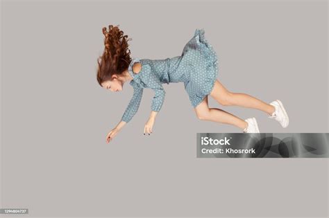 공중에 떠있는 편안한 아름다운 소녀 러플 드레스와 곱슬 곱슬 머리 부풀어 머리 부양 손으로 꿈에 비행 여자에 대한 스톡 사진 및 기타 이미지 Istock