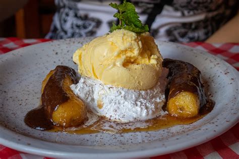 맛 있는 디저트 초콜릿으로 덮인 카라멜 코팅 바나나 아이스크림 및 휘 핑 크림 제공 0명에 대한 스톡 사진 및 기타 이미지 0명 건강한 식생활 경관 Istock