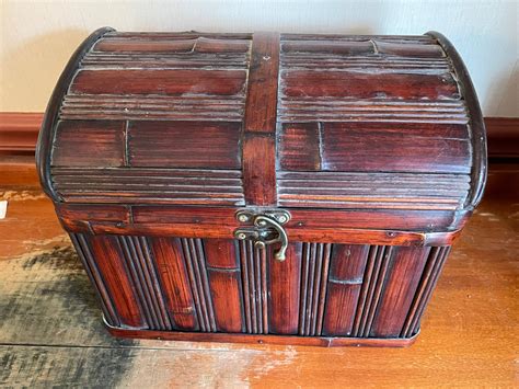 Lot Small Keepsake Trunk