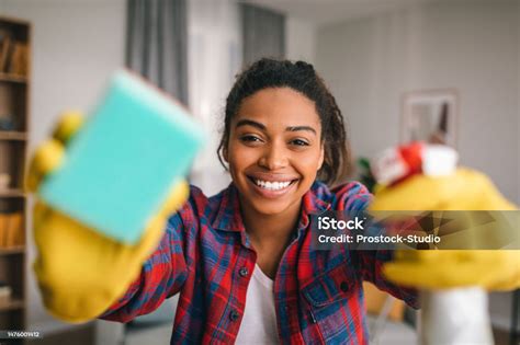 현대적인 주방에서 스프레이와 스폰지 물티슈 카메라로 고무 장갑을 끼고 웃고 있는 젊은 아프리카계 미국인 여성 25 29세에 대한 스톡 사진 및 기타 이미지 Istock