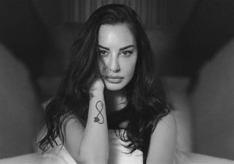 מאיה בוסקילה עמדה לטוס למסיבת הרווקות ואז גילתה ששכחה משהו קריטי Tmi