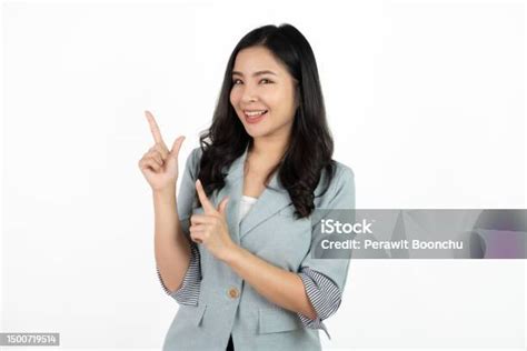 하얀 배경에 고립된 아시아 여성 사업가가 제품을 소개하기 위해 옆을 가리킨다 경영자에 대한 스톡 사진 및 기타 이미지 경영자 교육 귀여운 Istock