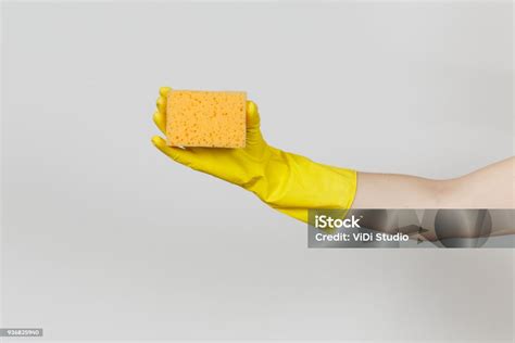 노란 장갑 가로 청소 및 설거지 흰색 배경에 고립 된 노란색오렌지 스폰지를 보유 하 고 있는 여성 손의 닫습니다 청소 공급 개념입니다 광고에 대 한 공간을 복사 가사