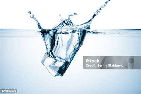 흰색 배경에 얼음 조각과 물 의 추상 최소한의 스플래시 공간을 복사합니다 각얼음에 대한 스톡 사진 및 기타 이미지 각얼음 물 물이 튀는 Istock