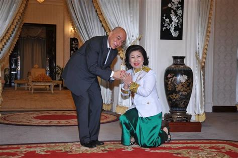 ព្រះមហាក្សត្រ ត្រាស់បង្គាប់ផ្តល់គោរមងារ «អ្នកឧកញ៉ា ជូនជំទាវឧកញ៉ា ម្ចាស់ផ្សារទំនើបសេនជូរីផ្លាហ្សា