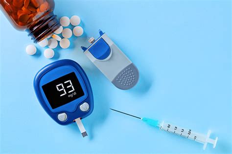 당뇨병 모니터링 및 헬스케어 포도 당 미터 인슐린 펜 약 알 약 및 복사 공간 파란색 배경에 주사기의 하향식 보기를 닫습니다 개념에 대한 스톡 사진 및 기타 이미지 Istock