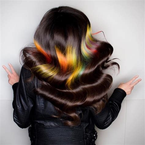 Women are Wearing Optical Illusions with the Shine Line Hair Trend