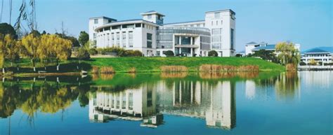 阳光正好，书香正浓！提前感受南京审计大学这所财经院校的图书馆~ 知乎