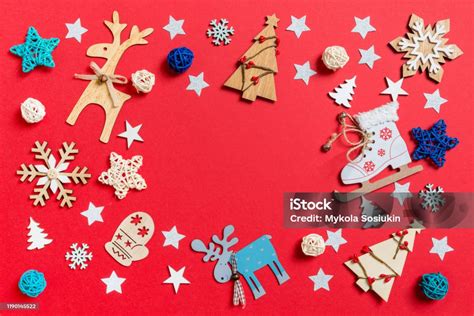 빨간 크리스마스 배경에 휴일 장난감과 장식의 상단보기 복사 공간이 있는 새해 시간 컨셉 Diy에 대한 스톡 사진 및 기타 이미지 Diy 강림절 개념 Istock