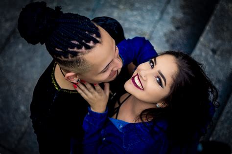 무료 이미지 푸른 빨간 로맨스 아름다움 상호 작용 이마 애정 말뿐인 유행 눈 사진술 흑발 플래시 사진