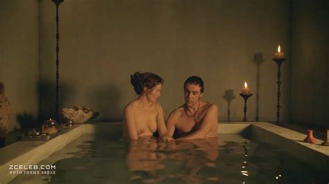 Голая Люси Лоулесс в сериале Спартак Боги арены 2011 ZCELEB
