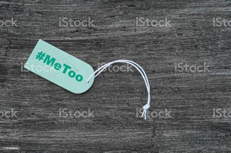 빈 레이블입니다 나무 테이블에 밧줄 해시태그 Metoo라고 적힌 서명 Brand Name Online Messaging