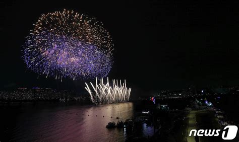 보라색 불꽃 수놓은 서울하늘 네이트 뉴스
