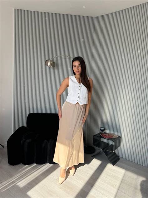 Шовкова базова довга спідниця бежева жіноча на резинці — ціна 590 грн у каталозі Довгі спідниці