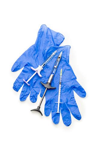 파란색 라텍스 의료 및 실험실 장갑과 주사기는 흰색 배경 스튜디오 촬영에 격리되어 있습니다 0명에 대한 스톡 사진 및 기타 이미지 Istock