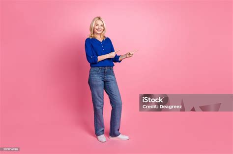 예쁜 고위 여성 포인트 빈 공간을 입고 유행 블루 의상 절연 핑크 컬러 배경의 전체 크기 사진 45 49세에 대한 스톡 사진 및