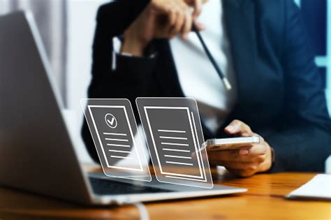 문서 관리 시스템과 온라인 문서 데이터베이스 종이 없는 사무실 개념에 컴퓨터를 사용하는 사업가 가상현실에 대한 스톡 사진 및