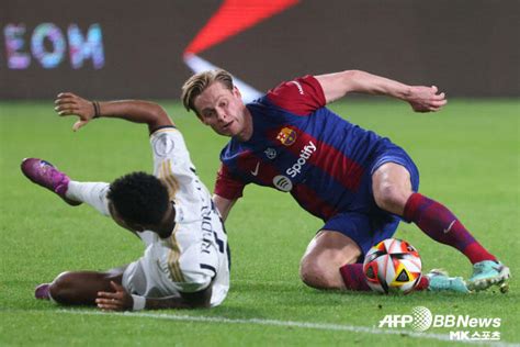 ‘네덜란드 특급 프랭키 데 용 바르셀로나 떠나 리버풀로 향하나··· 이적료 약 602억 원 영입 협상 시작”