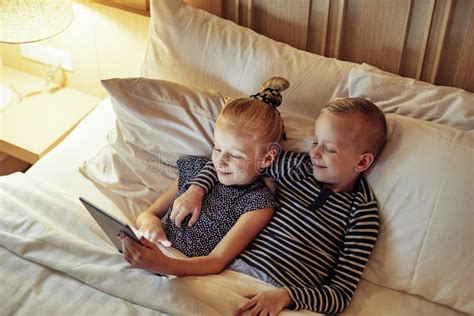Kleiner Bruder Und Schwester Im Bett Liegen Und Sehen Sich Videos
