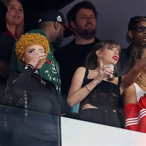 Taylor Swift Wears Travis Kelces Jersey Number On A Diamond Necklace