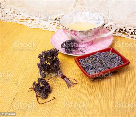 노란색 배경에 다양한 허브와 도자기 컵 허브 차 컵 린든 차 장미 꽃 봉오리가있는 차 라벤더를 곁들인 차 오레가노차 0명에 대한