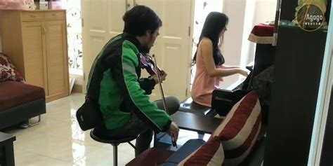 Jago Main Biola, Driver Ojol Ini Dilarang Pulang oleh Pelanggan Cantik & Diajak Duet | merdeka.com
