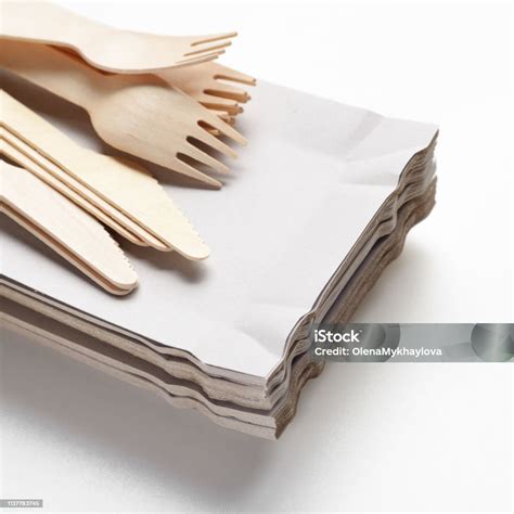 백색 배경 근접 촬영에 나무로 되는 단 하나 사용 주방 용품과 종이 접시 가정 생활에 대한 스톡 사진 및 기타 이미지 가정 생활 가정 주방 가정의 방 Istock