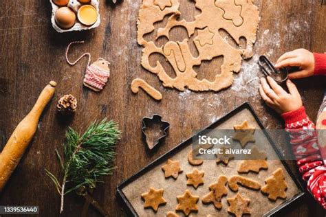 사탕 지팡이 모양의 크리스마스 쿠키를 만들기 위해 반죽을 자르는 어린 소년 요리하기 음식 준비에 대한 스톡 사진 및 기타 이미지 요리하기 음식 준비 크리스마스 가정