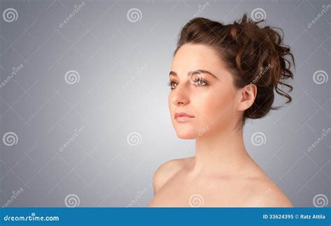 Fermez Vous Vers Le Haut Du Portrait De La Belle Jeune Fille Nue Image Stock Image Du Propre