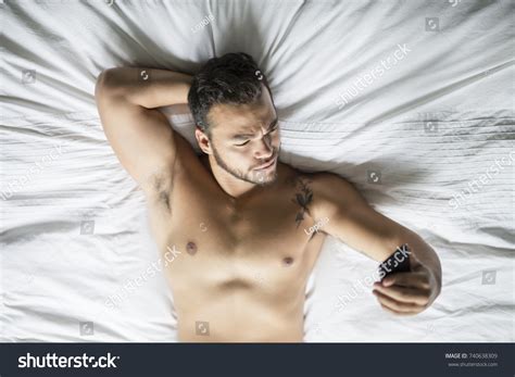 Young Mexican Man Shirtless White Bed Foto Stock Editar Agora 740638309