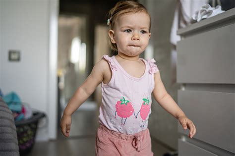 한 소녀는 행복한 장난기 많은 백인 유아에게 여름날 반 길이의 초기 개발 개념과 자라면서 집에서 혼자 노는 재미를 느낍니다 12 17 개월에 대한 스톡 사진 및 기타 이미지