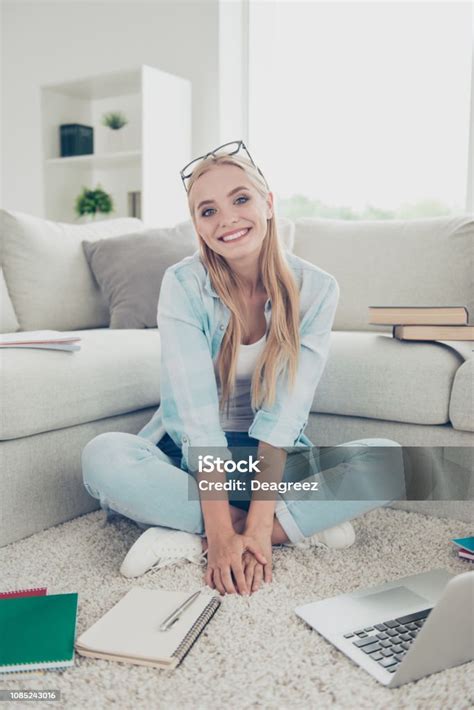 귀여운 사랑 스러운 달콤한 Pr의 세로 전체 길이 몸 사진 초상화 고등학교에 대한 스톡 사진 및 기타 이미지 고등학교 공부 교실 Istock