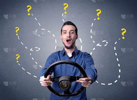 手握方向盘的人