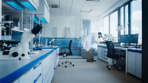 현미경으로 보이는 남성 과학자와 현대 의학 연구 실험실 미생물 샘플 분석 첨단 과학 실험실 용 약물 백신 개발 첨단 장비의 전체 생명 공학에 대한 스톡 사진 및 기타 이미지