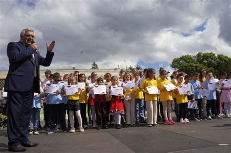 По случай 24 май Община Мездра награди изявени ученици състави и групи и дългогодишни учители