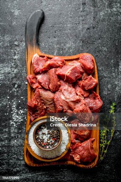 생 소고기를 커팅 보드에 얇게 썰어 서 타임 및 조미료를 그릇에 건강한 생활방식에 대한 스톡 사진 및 기타 이미지 건강한