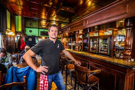 Uitbater Domien Van Loock Van Café De Pelikaan Kiest Voor Trots Op Oostende Foto Hln Be